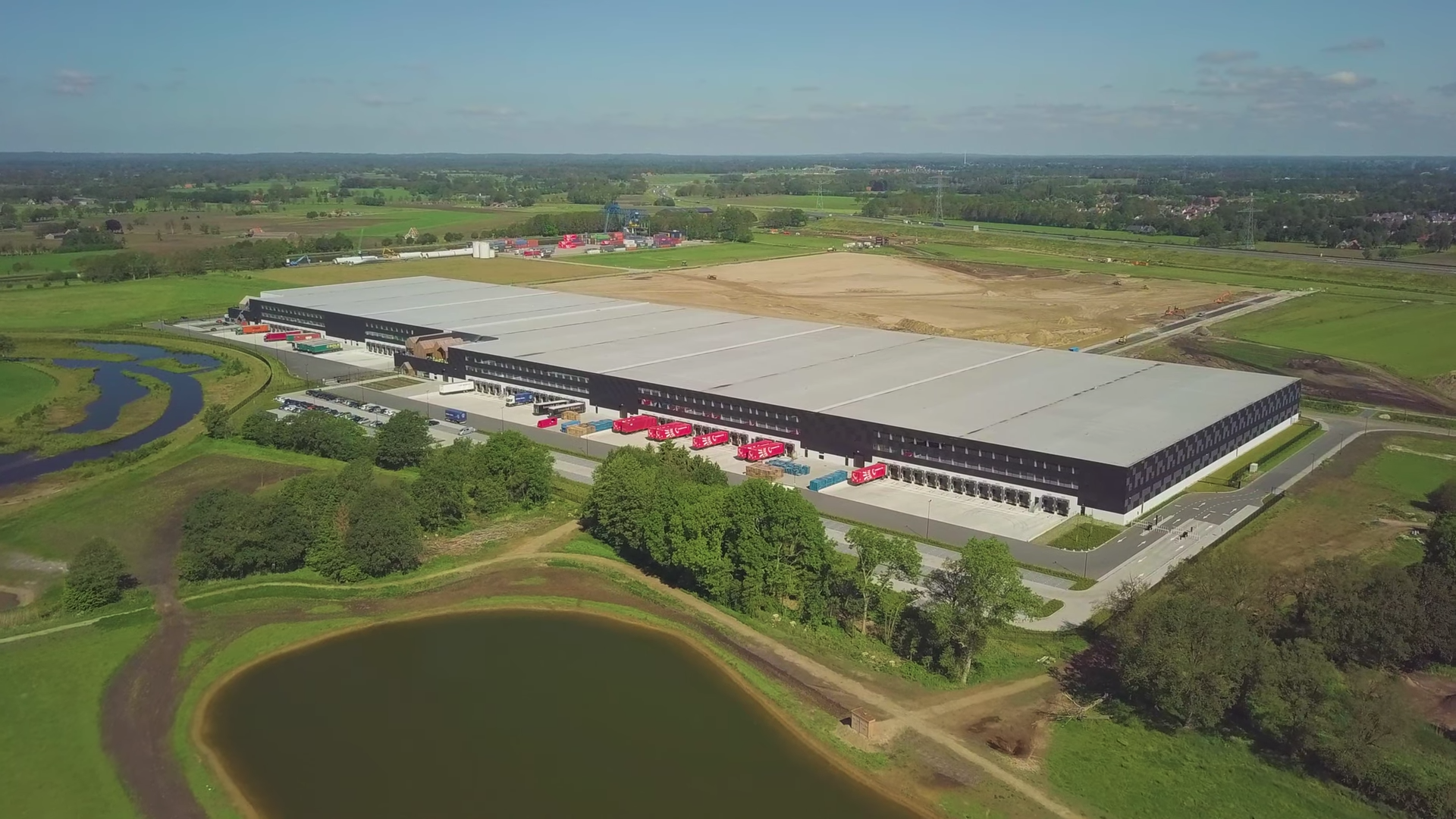 Tata Steel Colorcoat Prisma® laat gevel T-Port Logistic Campus schitteren